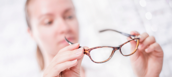 New Glasses Problems: How to Avoid Marks on Your Nose | SmartBuyGlasses IE